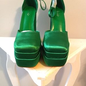 chic | Shoes | Kelly Green Satin Platform Heels | Poshmark